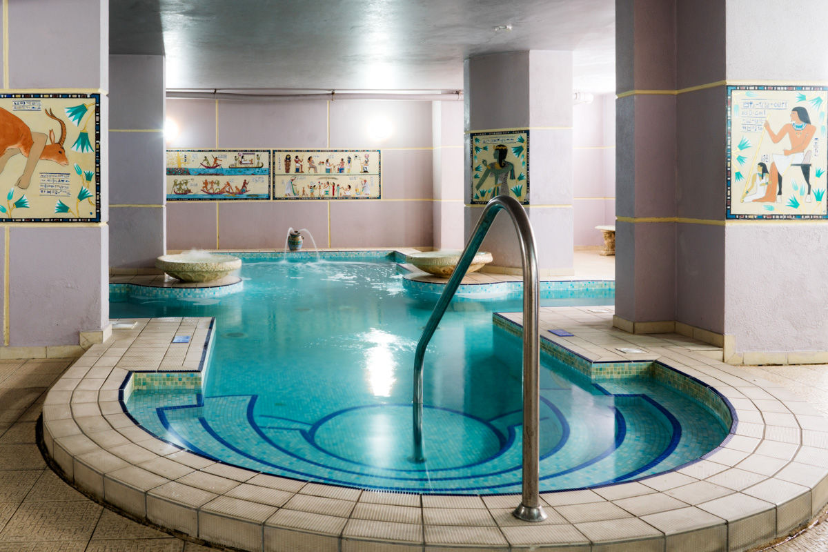 5 reasons to book a hotel | Topaz